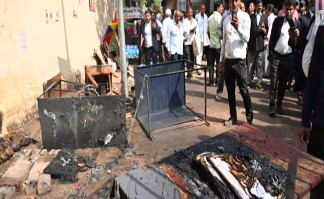 పాట్నా సివిల్‌ కోర్టు వద్ద పేలుడు.. | Transformer Explodes In Premises ...