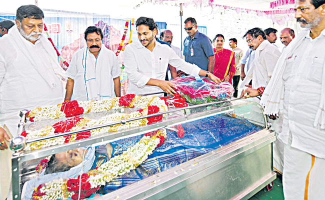ఎమ్మెల్సీ మాతృమూర్తికి సీఎం జగన్‌ నివాళి | Sivarami Reddy mother ...