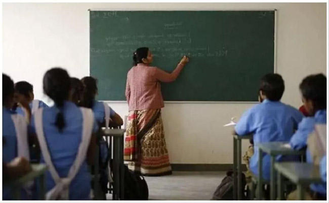 ప్రభుత్వ ఉపాధ్యాయులకు డ్రెస్‌ కోడ్‌ | Maharashtra Govt Issues Dress ...