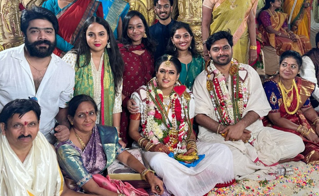 సింపుల్‌గా పెళ్లి చేసుకున్న టాలీవుడ్ లేడీ సింగర్ | Telugu Singer Harika ...