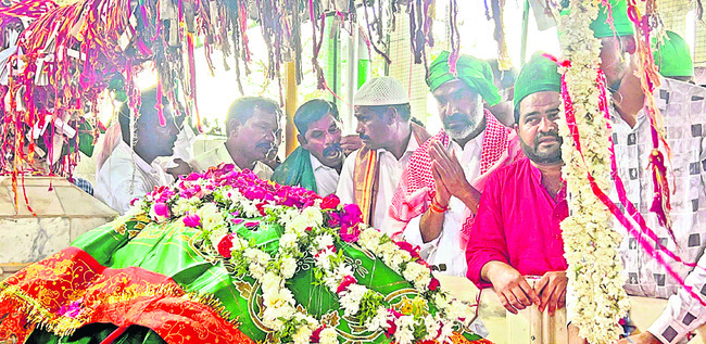మొక్కు చెల్లింపు | - | Sakshi