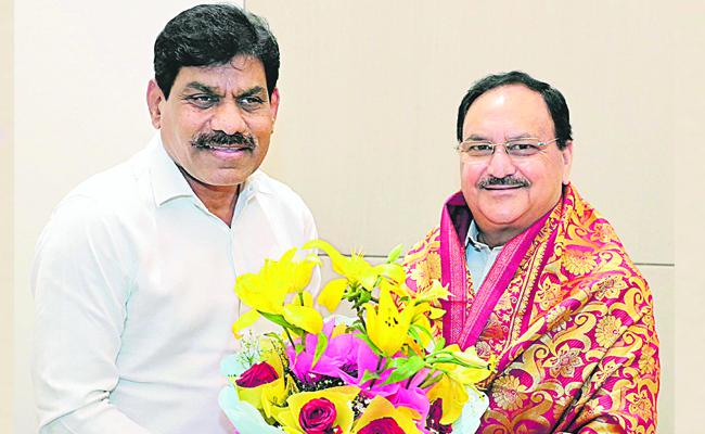 బీజేపీలో చేరిన బీబీ పాటిల్‌ కండువా కప్పి ఆహ్వానించిన ఛుగ్, లక్ష్మణ్ ...