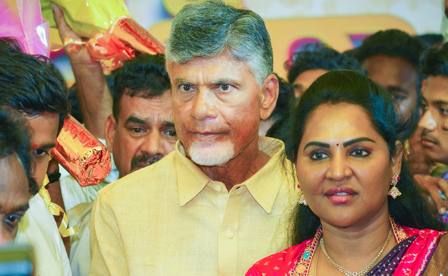 బాబును నమ్ముకో.. ఉన్నది అమ్ముకో.. | Vundavalli Sridevi Serious Over TDP Chandrababu Over Ticket ...