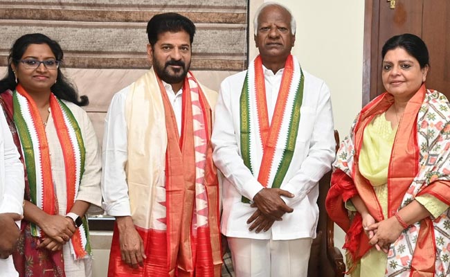 కాంగ్రెస్‌లో చేరిన కడియం శ్రీహరి, కావ్య | Kadiyam Srihari And Kavya ...