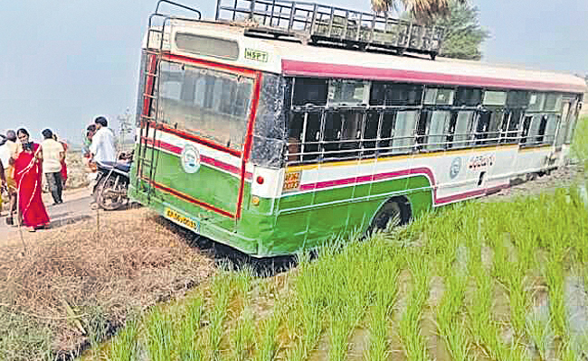 విరిగిన స్టీరింగ్‌ రాడ్‌.. | RTC bus rammed into crop fields | Sakshi