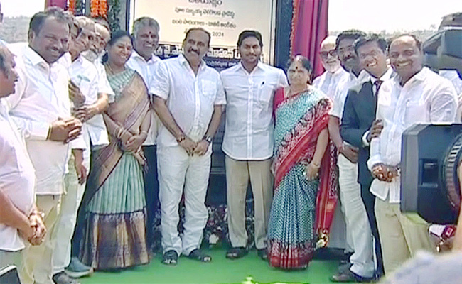 నాడు వైఎస్సార్‌.. నేడు నేను.. ఇది దేవుడి రాసిన స్క్రిప్ట్‌: సీఎం జగన్‌ | CM YS Jagan Prakasam ...