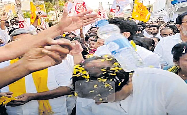 నాదెండ్ల మనోహర్‌పై నీళ్ల బాటిల్‌తో దాడి | Attacked With Water Bottle On ...