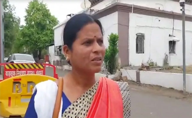 ఎన్నికల వింత హామీ.. రేషన్‌ కార్డుపై విదేశీ మద్యం! | Candidate Vanita ...