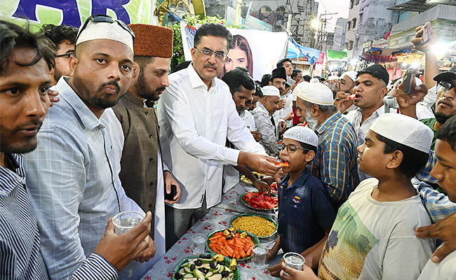 ముస్లింలకు ఘనంగా ఇఫ్తార్ విందు | ramadan:iftar party organised by ...