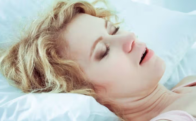 గురక సమస్య అంతింత కాదయా! లైట్‌ తీసుకుంటే డేంజరే! | Sleep apnea snoring ...