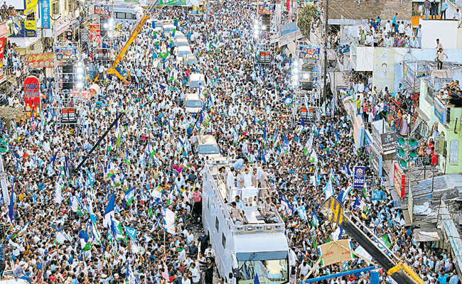 అభిమానం.. ఆకాశమంత | Huge Public Support To CM YS Jagan Memantha Siddham Bus Yatra | Sakshi
