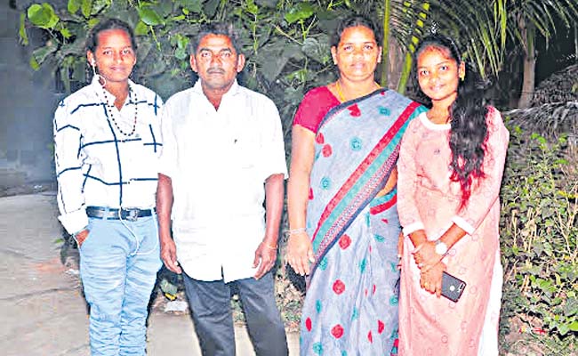 నిస్సహాయ స్థితిలో పెద్దదిక్కులా | Jagan Mohan Reddy is implementing the ...