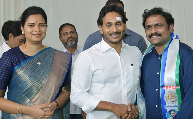 గుంటూరు వెస్ట్‌లో టీడీపీకి భారీ షాక్‌ | Huge Joinings In Ysrcp From Guntur West Tdp | Sakshi