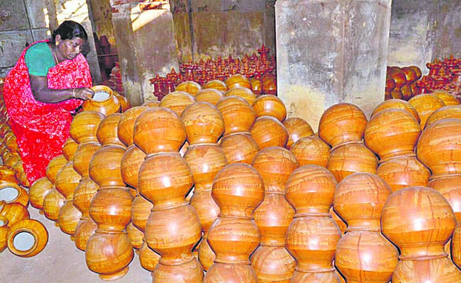 కుండలు చేసే ఊరు | Pottery Making at Manamadurai in Tamil Nadu | Sakshi