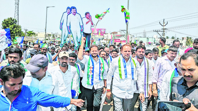 ఫ్యాన్ గుర్తుకు ఓటేయండి | - | Sakshi ఫ్యాన్ గుర్తుకు ఓటేయండి | - | Sakshi