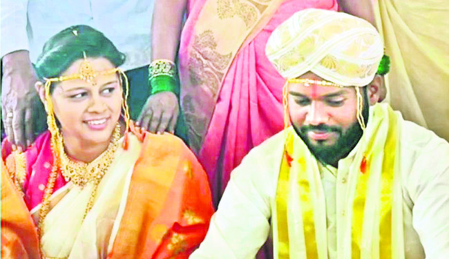 ప్రేమించి పెళ్లాడి.. ఆత్మహత్య | - | Sakshi