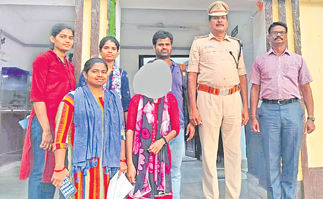 మైనర్‌ బాలిక చేరదీత | RPF Police Catch to minor girl | Sakshi