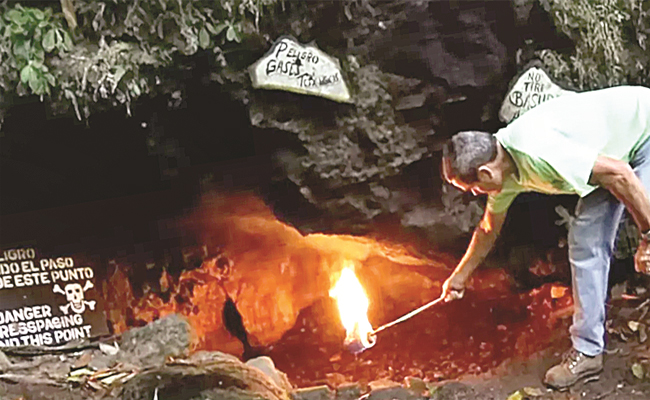 అవును.. అది నిజంగా మృత్యుగుహే! | Death Cave At Poas Volcano In Costa ...