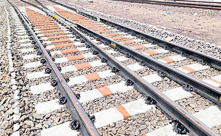 ఆధునికంగా రైల్వే ట్రాక్‌ | A modern railway track | Sakshi