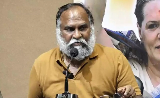 మొన్ననే పెళ్లి చేసిండ్రు.. ఇప్పుడే పిల్లలంటే ఎట్లా? | TPCC Working ...