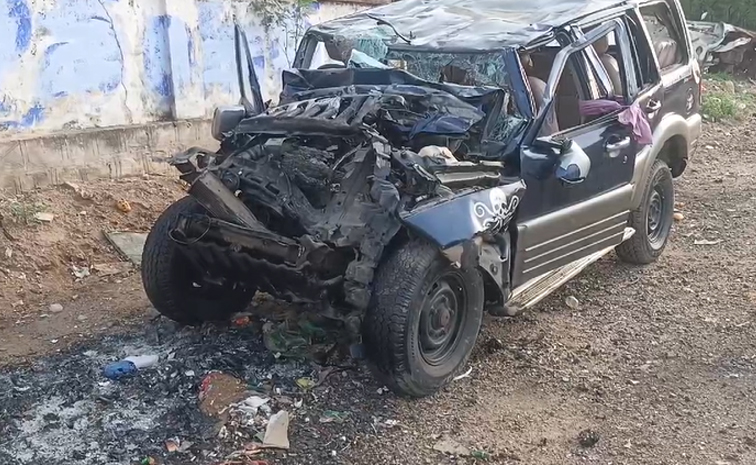 గద్వాల: లారీ, స్పారియో ఢీ.. నలుగురి మృతి | Scorpio And Lorry Collide In ...