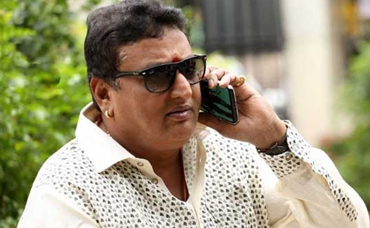 నటుడు పృథ్వీకి బిగ్‌ షాక్‌.. అరెస్ట్ వారెంట్‌ జారీ.. | Vijayawada ...