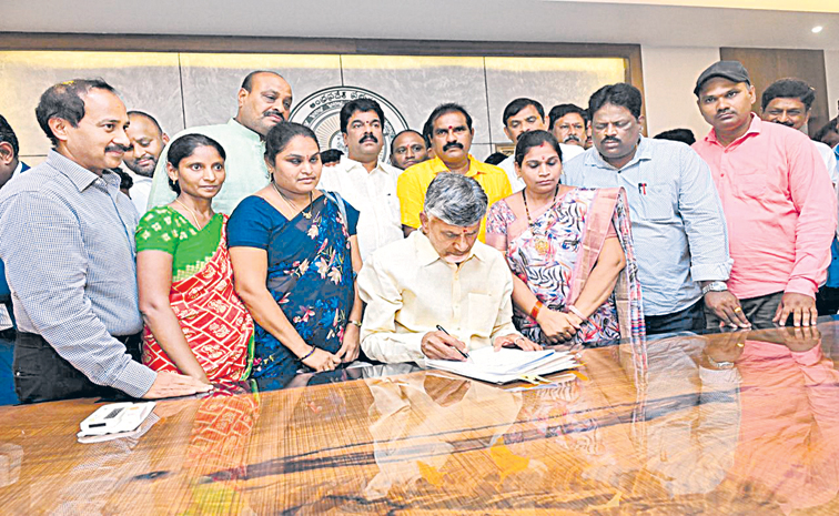ఐదు సంతకాలు.. సీఎంగా బాధ్యతలు స్వీకరించిన చంద్రబాబు | Chandrababu Naidu ...