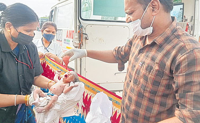 బస్టాండ్‌లో మహిళ ప్రసవం | A woman gives birth at a bus stand | Sakshi