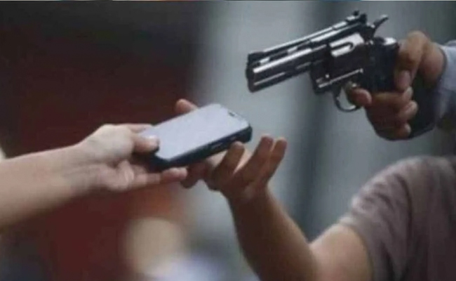 HYD: చిలుకలగూడలో కాల్పలు కలకలం | Cell Phone Snatching Gang Arrested In ...