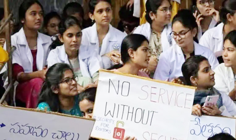జూడాల మధ్య చిచ్చుపెట్టిన సమ్మె విరమణ! | Telangana Junior Doctors Strike ...