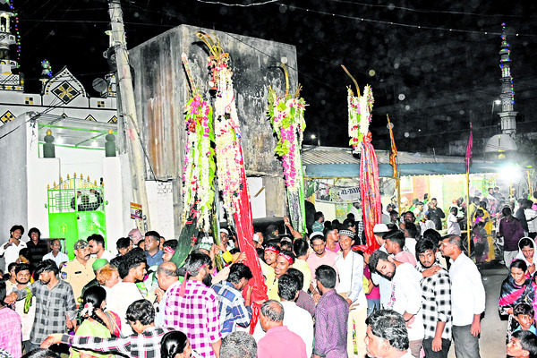 నగరంలో పీరీల సందడి | - | Sakshi