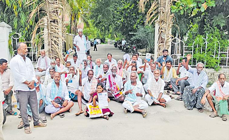 పింఛన్లకు ‘అధికార’ గ్రహణం | TDP leaders preventing authorities from ...