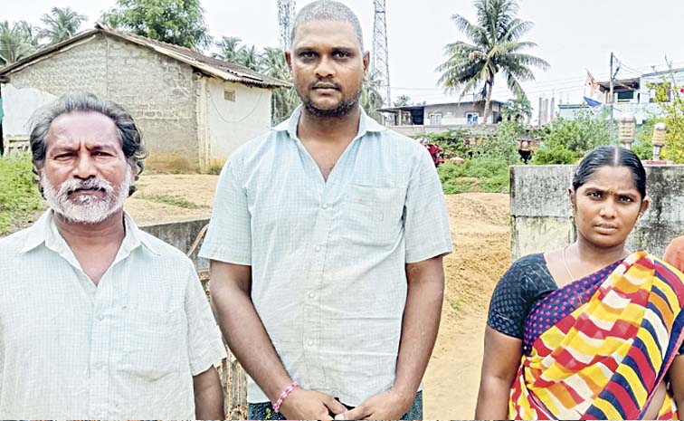 టీడీపీ నేతల బరితెగింపు | TDP leaders preventing authorities from giving ...