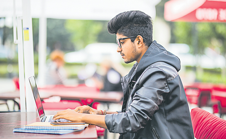 సీఎస్‌ఈ సీట్లు పెంచాల్సిందే | Pressure of engineering colleges on Govt ...