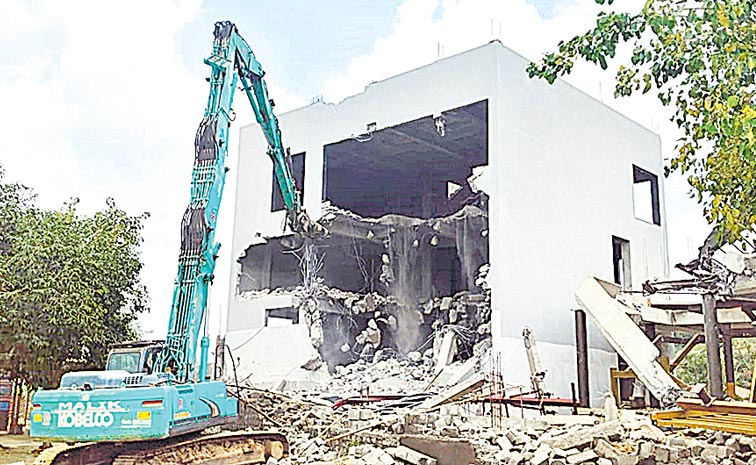 HYDRA: నేలకొరిగిన అక్రమాలు | HYDRA continues demolition drive to save ...