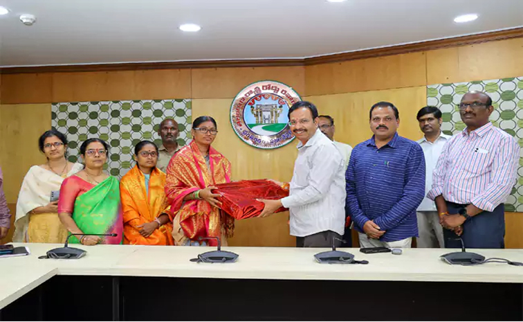 TG: ఆర్టీసీ బస్సులో పుట్టిన చిన్నారికి జీవితకాల ఫ్రీ పాస్‌ | Telangana ...