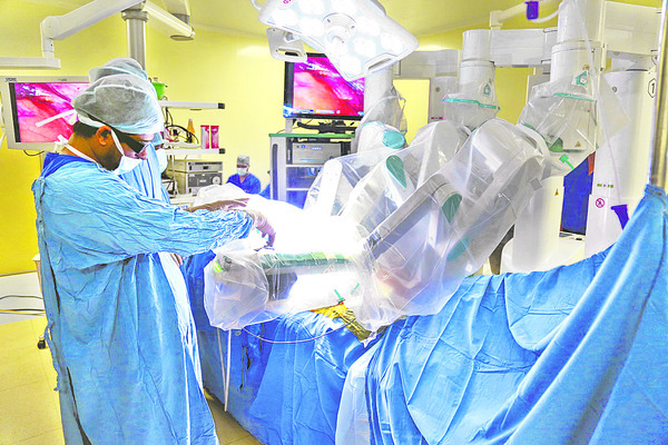 వంద రోబో సర్జరీలు | - | Sakshi