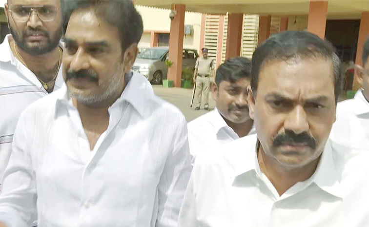 పిన్నెల్లి రామకృష్ణారెడ్డి విడుదల.. | Ex MLA Pinnelli Ramakrishna Reddy Released From Jail | Sakshi