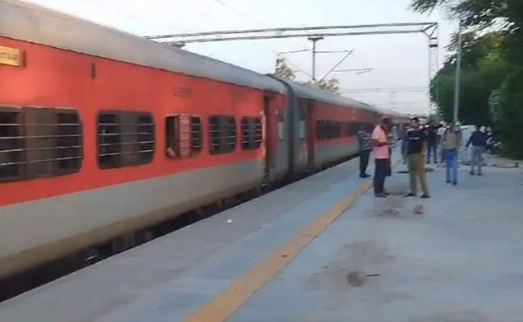 Uttar Pradesh: రెండుగా విడిపోయిన కిసాన్‌ ఎక్స్‌ప్రెస్‌.. తప్పిన ముప్పు | Bijnor Train Accident ...