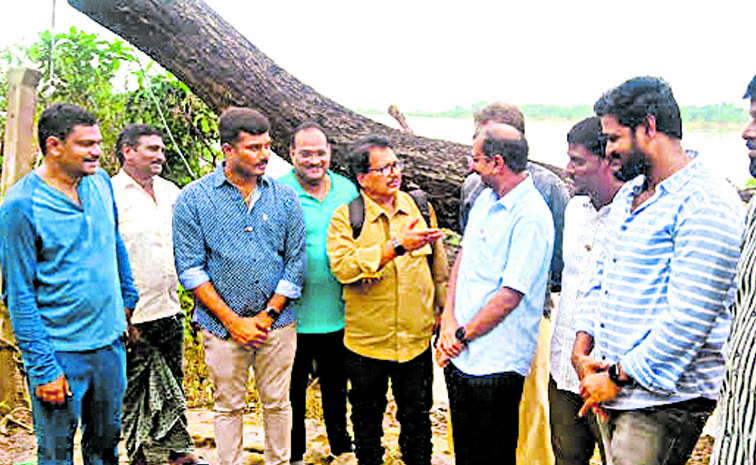 ఆ చెట్టు మళ్లీ బతకాలి.. | director vamsi visited cinema tree at ...