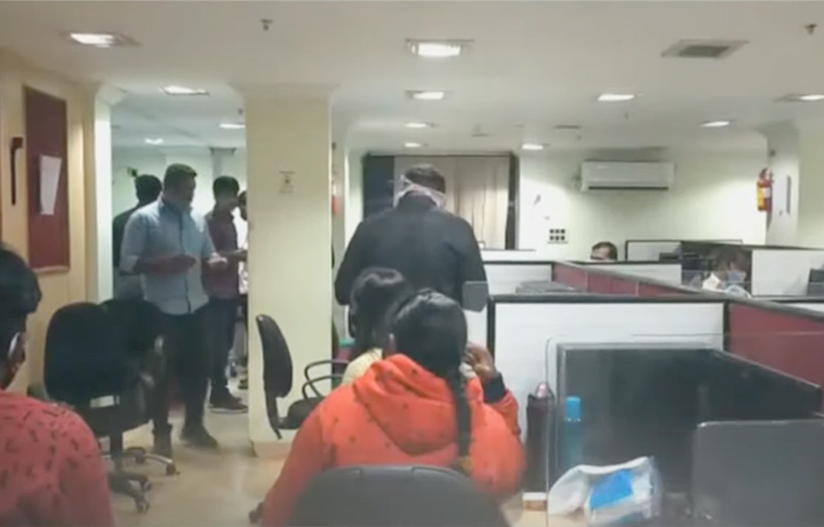 Vizag: అక్రమ కాల్‌ సెంటర్లపై సీబీఐ దాడులు | CBI Raids On Illegal Call ...