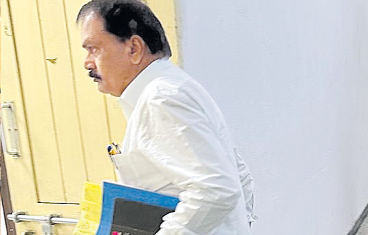 మీరు చెప్పింది అబద్ధం! | Justice PC Ghosh Commission Fires Ex ENC Nalla ...