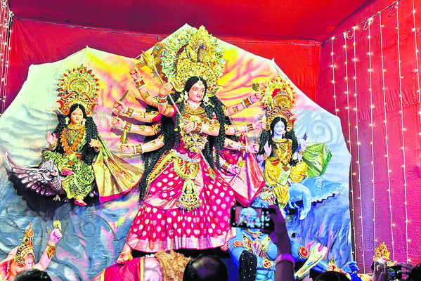 ఆకట్టుకుంటున్న కాళీమాత విగ్రహం | - | Sakshi
