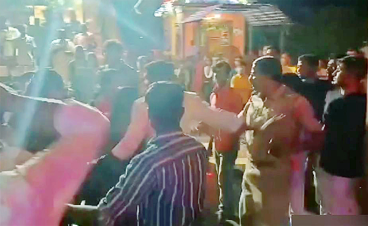 దసరా పండుగ ఉత్సవాల్లో ఏఆర్‌ కానిస్టేబుల్‌ వీరంగం | Ar Constable Halchal In Dussehra Festival At ...