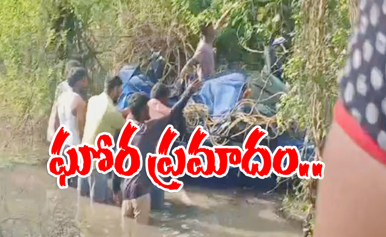 మెదక్‌: వాగులోకి దూసుకెళ్లిన కారు.. ఏడుగురు మృతి | Car Accident At ...