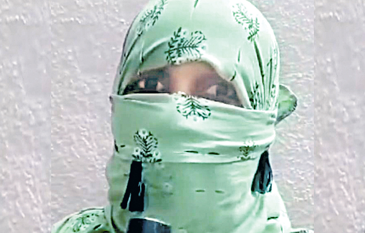 టీడీపీ నేత ‘గాజుల’ రాసలీలలు | Poor and middle class women are the ...