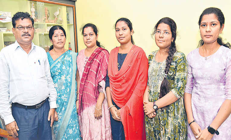 ఈ ఇల్లు పాఠాలు నేర్పుతుంది | Five girls To Adilabad District Utnoor ...