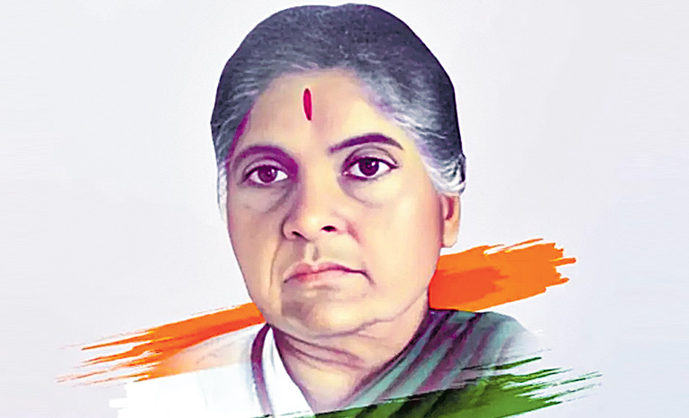 గాంధీజీ అడిగితే... బంగారు గాజులు ఇచ్చారు | CONTRIBUTIONS OF DURGABAI ...