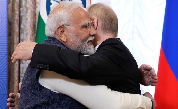 పుతిన్‌తో ప్రధాని మోదీ భేటీ | Pm Modi Putin Talks In Russia Sidelines ...