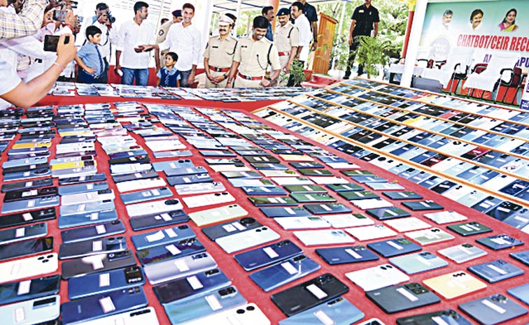 సెల్‌ఫోన్‌ రికవరీలో ‘అనంత’ టాప్‌ | Massive Mobile Phone Recovery in ...